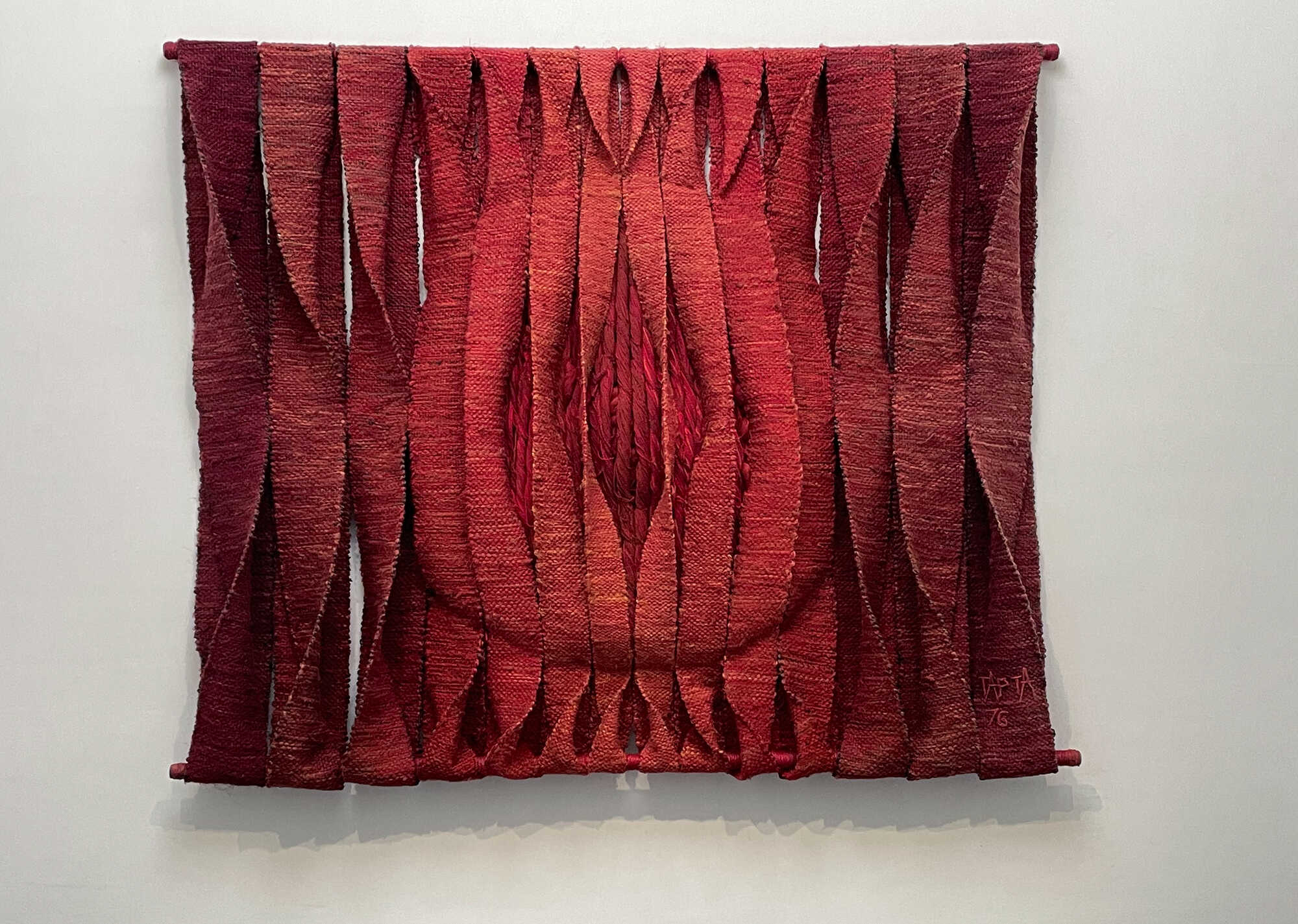 Flowing Forms of Ropes, Fabrics, and Threads – the Weaver Tapta ...