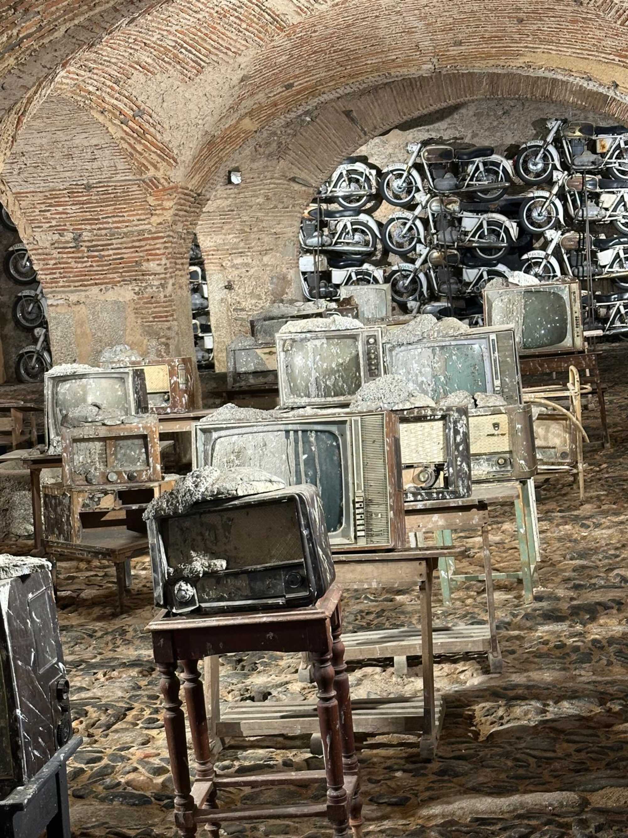 Wolf Vostell, Endogene Depression (1978), installation view at the Wolf ...