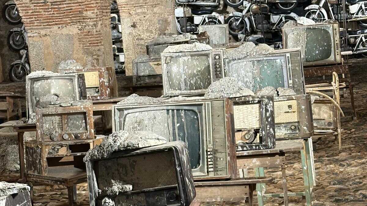 Wolf Vostell, Endogene Depression (1978), installation view at the Wolf ...